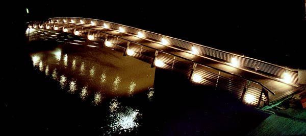 Michael Hallbert Ljusdesign AB - Gångrbron Apaté - Hammarby sjöstad